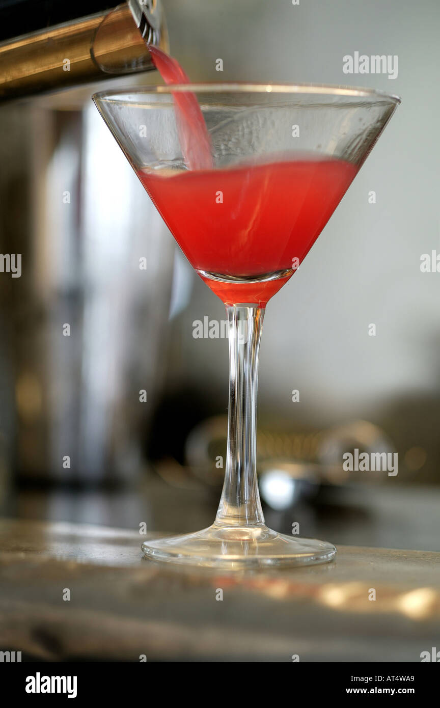Cocktail rouge cosmo cosmopolite verre martini barman Banque de ...