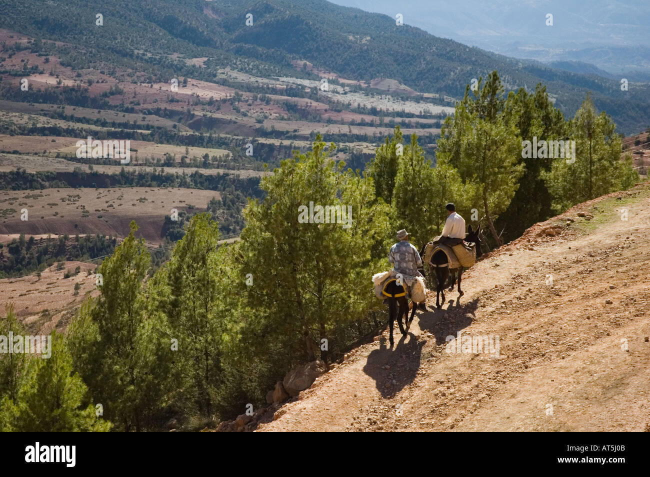 Maroc Haut Atlas villageois de la tête au pied à la maison de village ...