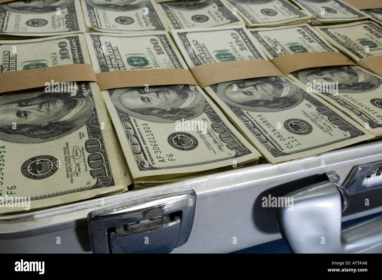 Briefcase Full 100 Dollar Bills Banque d'image et photos - Alamy