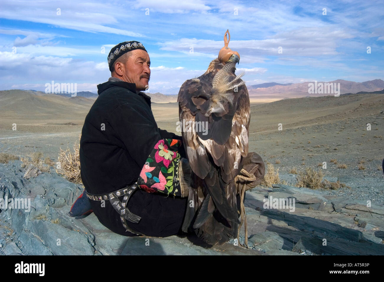 Un aigle hunter se prépare à démontrer son eagle pour les spectateurs ...