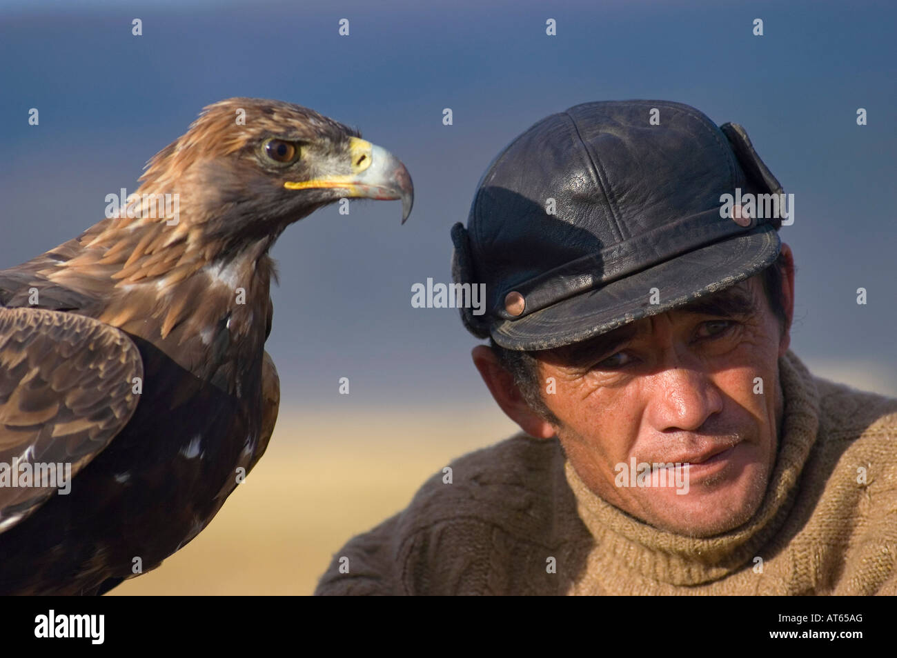 Un aigle hunter se prépare à démontrer son eagle pour les spectateurs ...