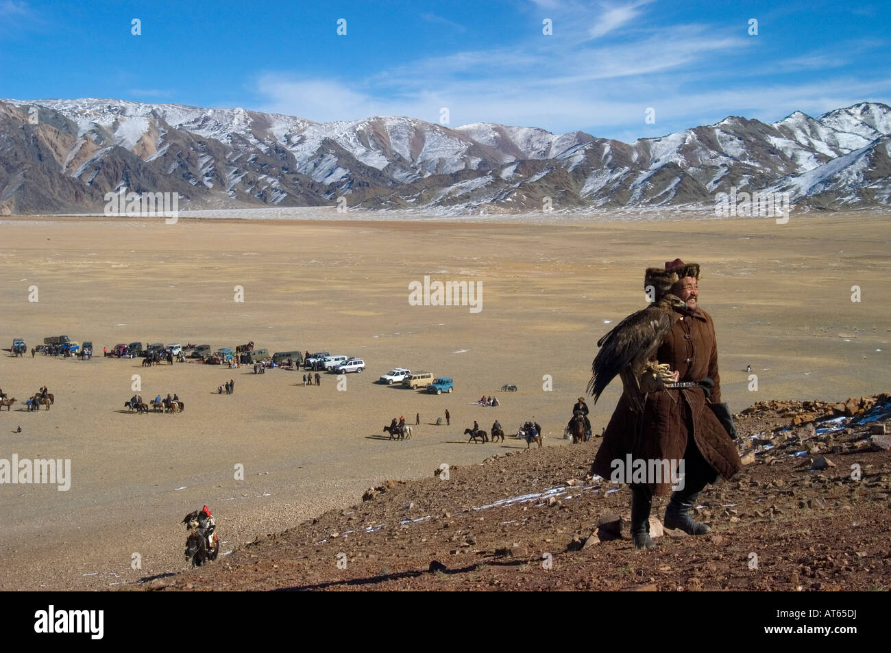 Un aigle hunter se prépare à démontrer son eagle pour les spectateurs ...
