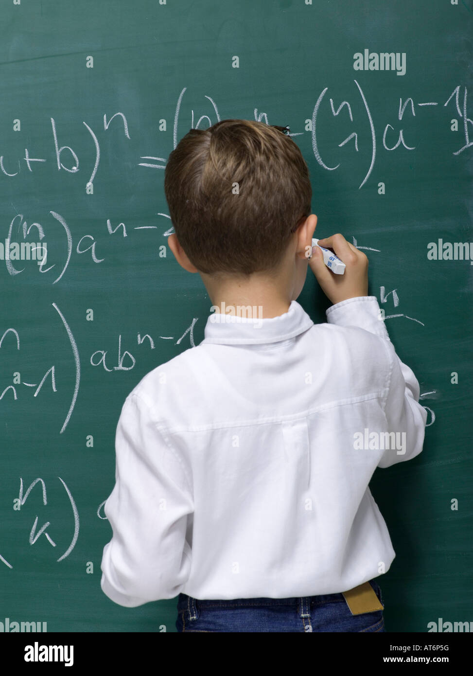 École Enfant Garçon Tableau Noir Banque d'image et photos - Alamy