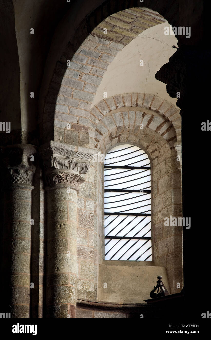 À l'intérieur de l'abbaye de Conques, les vitraux réalisés par l ...