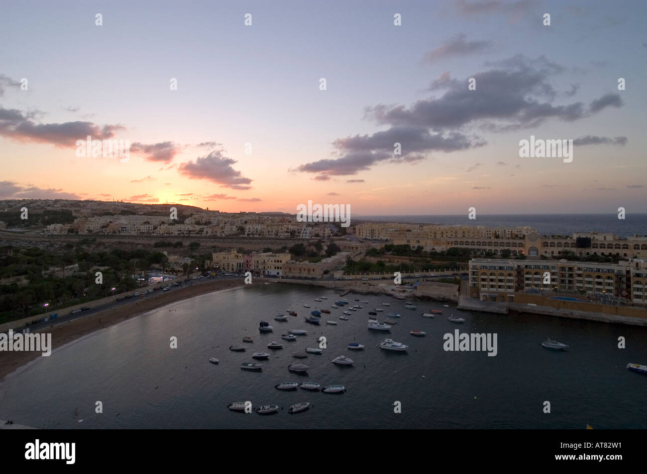 Malta st georges bay beach Banque de photographies et d’images à haute ...