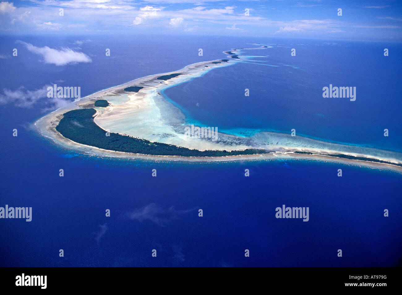 Vue aérienne de l'Atoll de Mili en forme de croissant dans les Îles ...