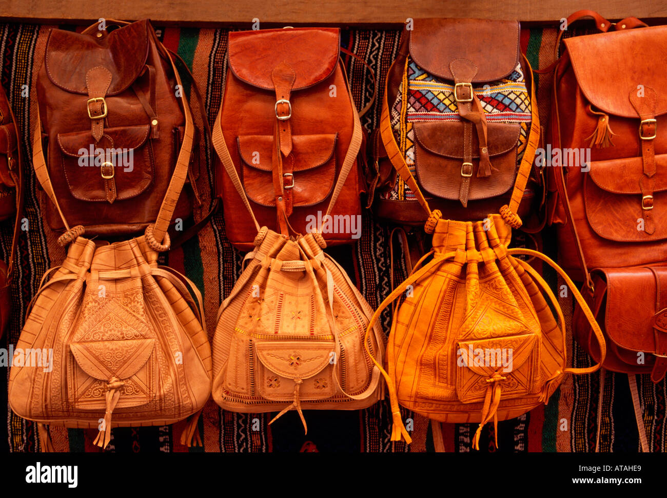 Vendeur marocain, marocain, vendeur, vente de produits en cuir ...