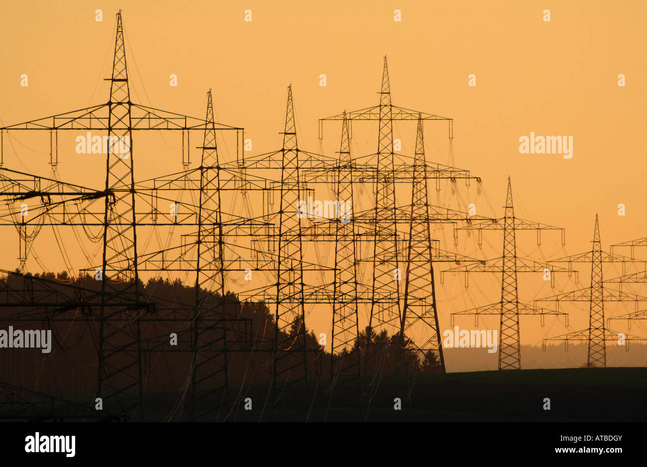 Lignes de transmission haute tension Banque de photographies et d’images à haute résolution - Alamy