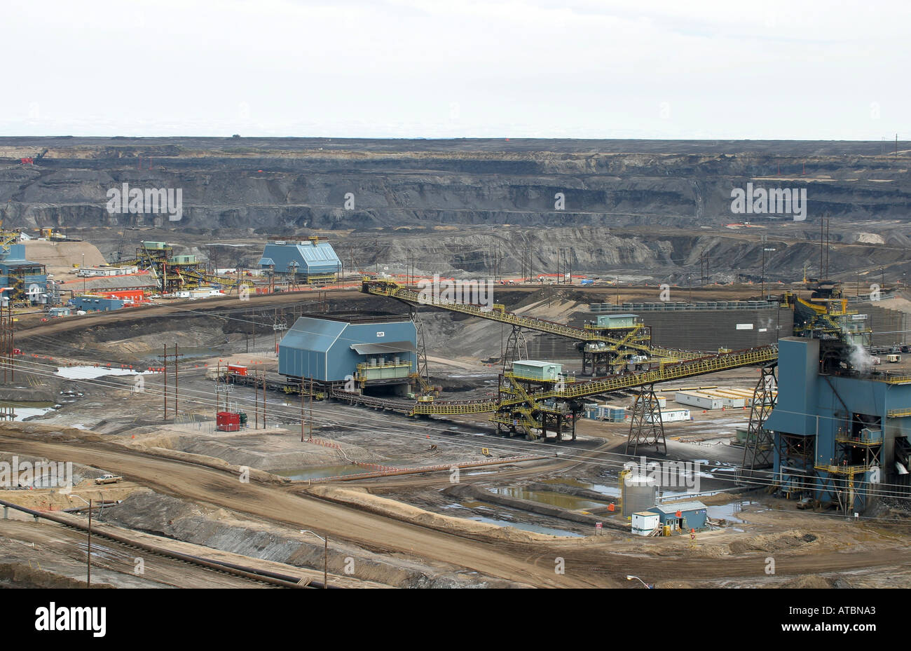 L'EXPLOITATION DES SABLES BITUMINEUX, en Alberta, Canada. Le plus grand ...