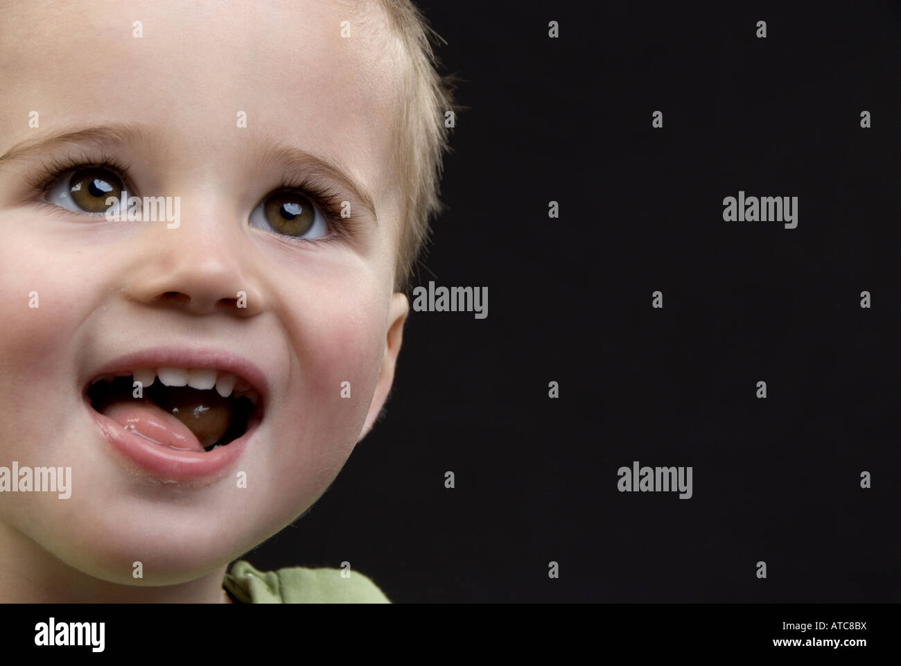 Garçon aux cheveux bruns Banque de photographies et d’images à haute ...