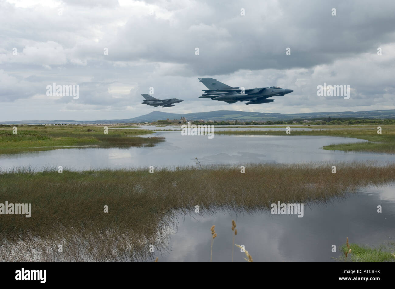Tornade avion volant bas royaume uni Banque d'image et photos - Alamy
