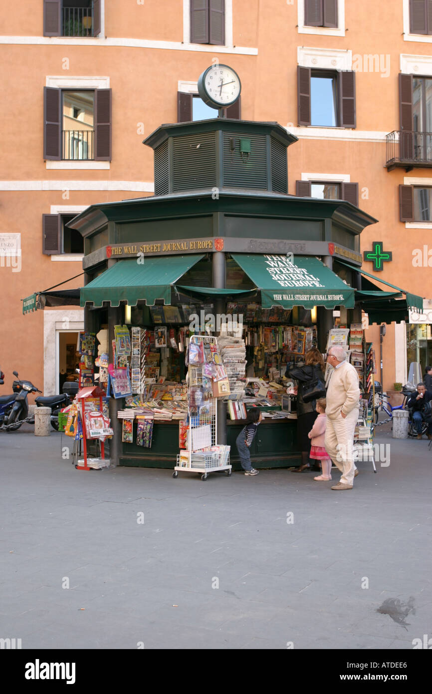 Journaux dans le magasin de journaux Banque de photographies et d ...
