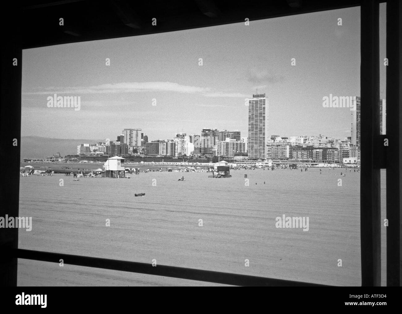 Port de mer imaginaire Banque d'images noir et blanc - Alamy