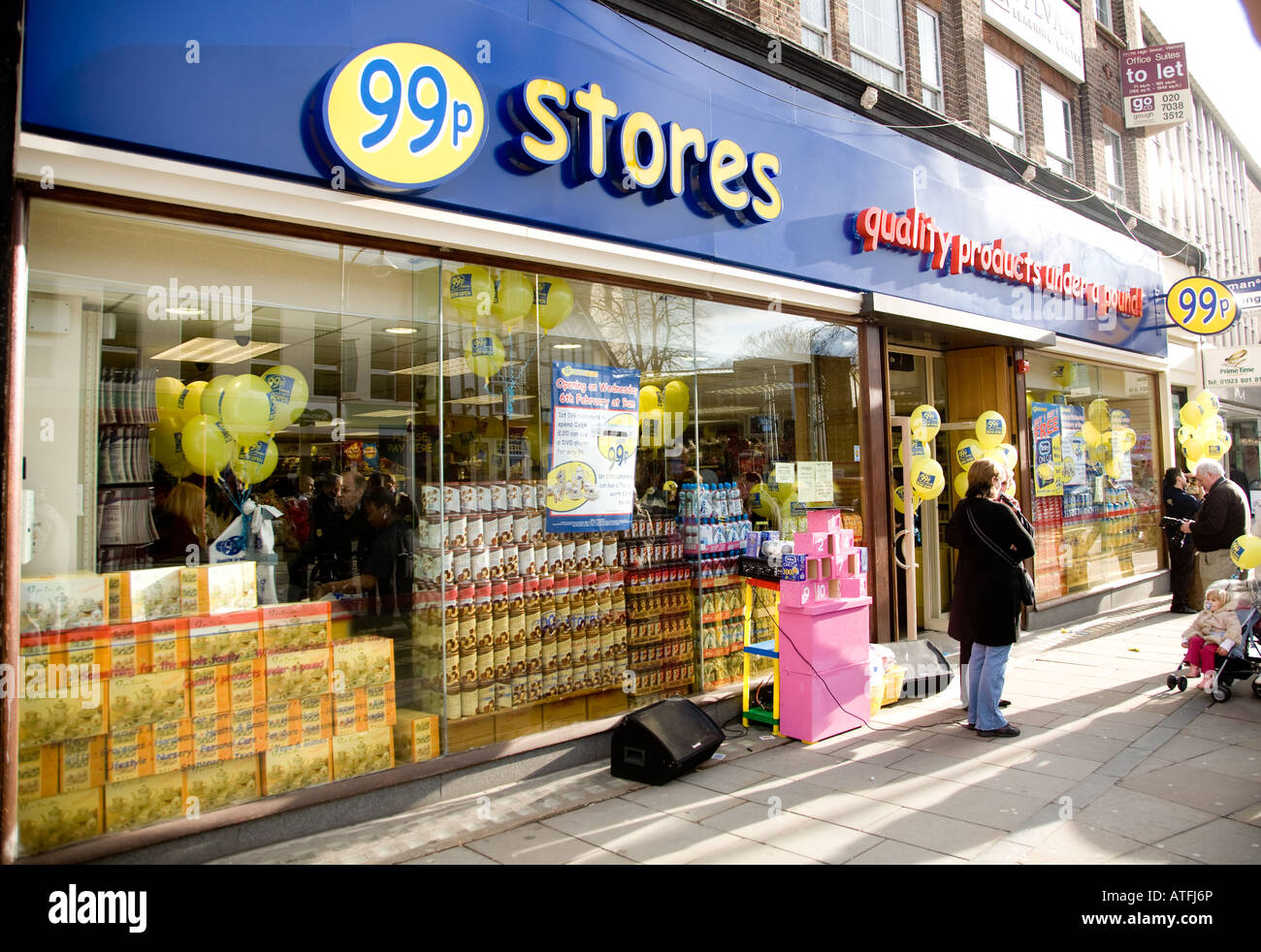 99p store grocer watford low cost shop Banque de photographies et d ...