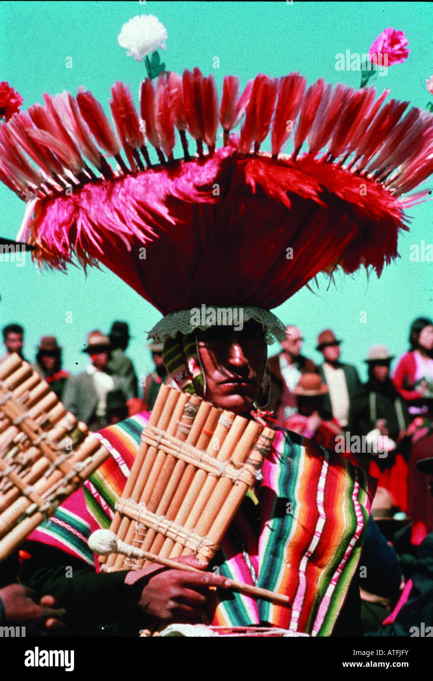 Les indiens Quechua indigènes jouant la flûte à Cuzco, Pérou Photo ...