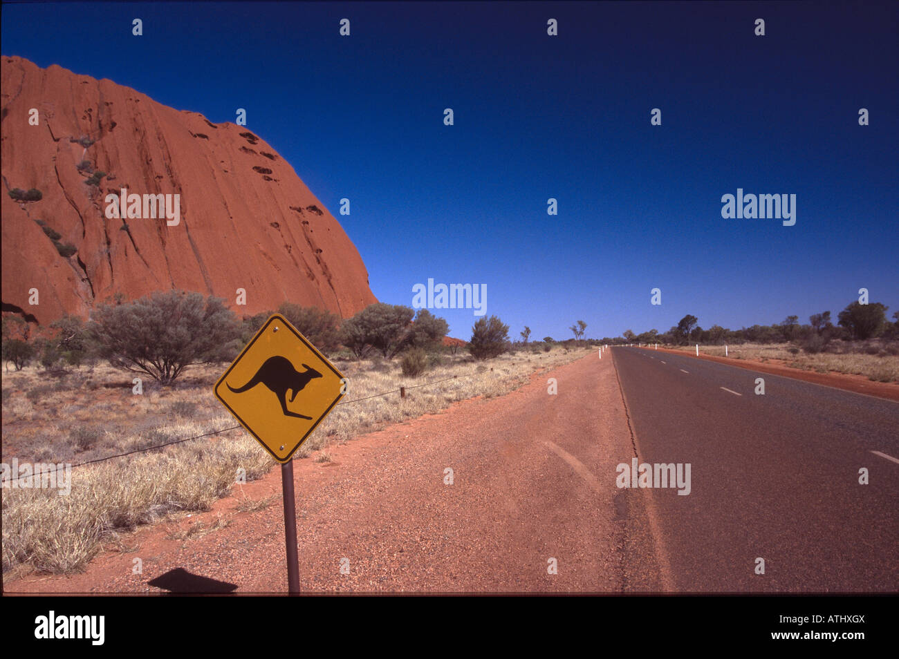Panneau routier Cangaroo Ayers Rock Uluru Australie, route, désert ...