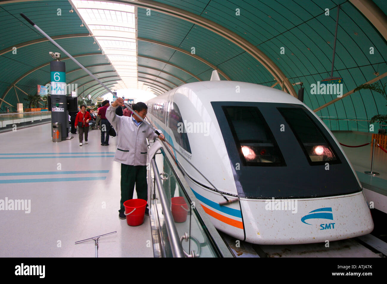 La lévitation magnétique maglev train transports d'être lavés à la ...