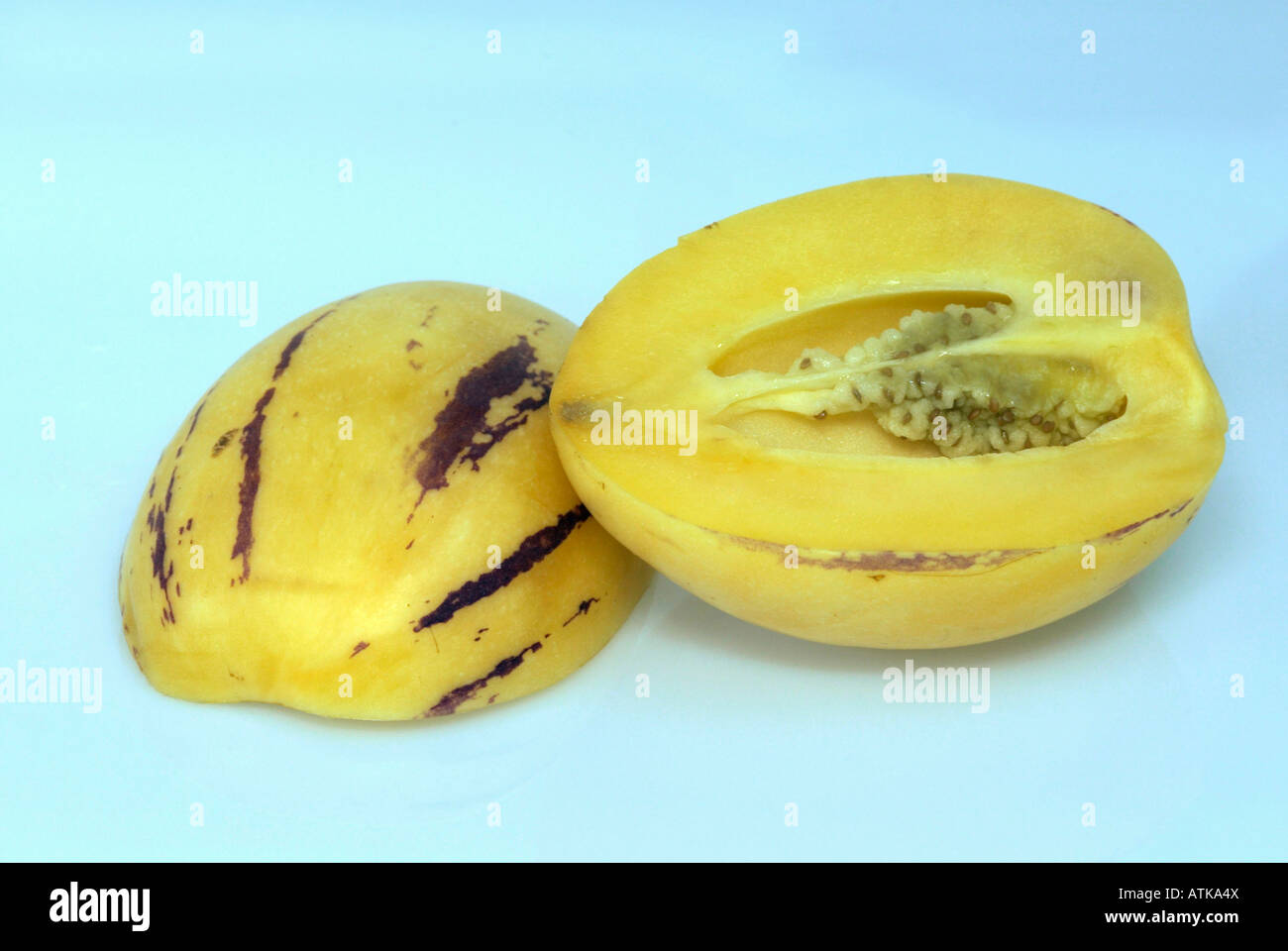 Poire melon solanum muricatum Banque de photographies et d’images à ...