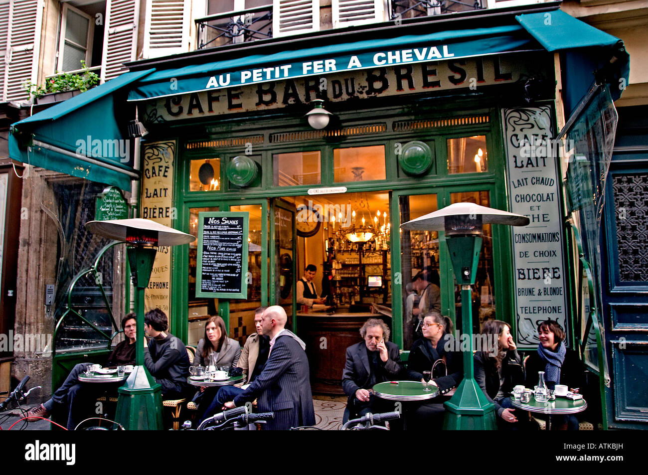 Marais Paris Cafe bar bistro restaurant vin alimentaire Photo Stock - Alamy