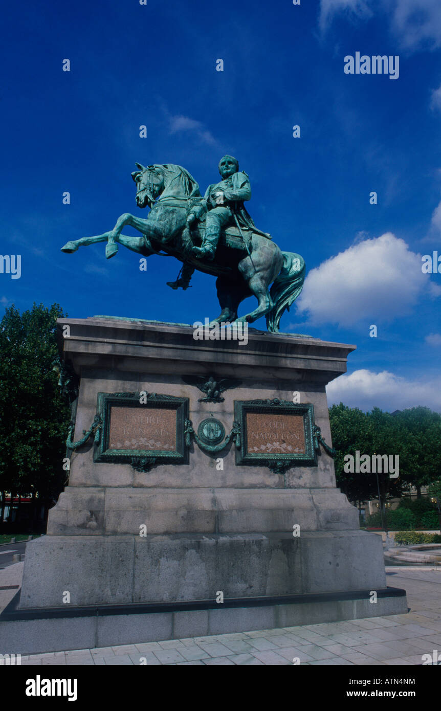 Rouen France Statue de Napoléon sur la place du général-de-Gaulle par ...