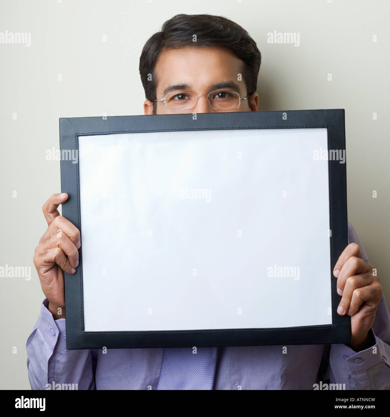 Holding Square Frame Banque d'image et photos - Alamy