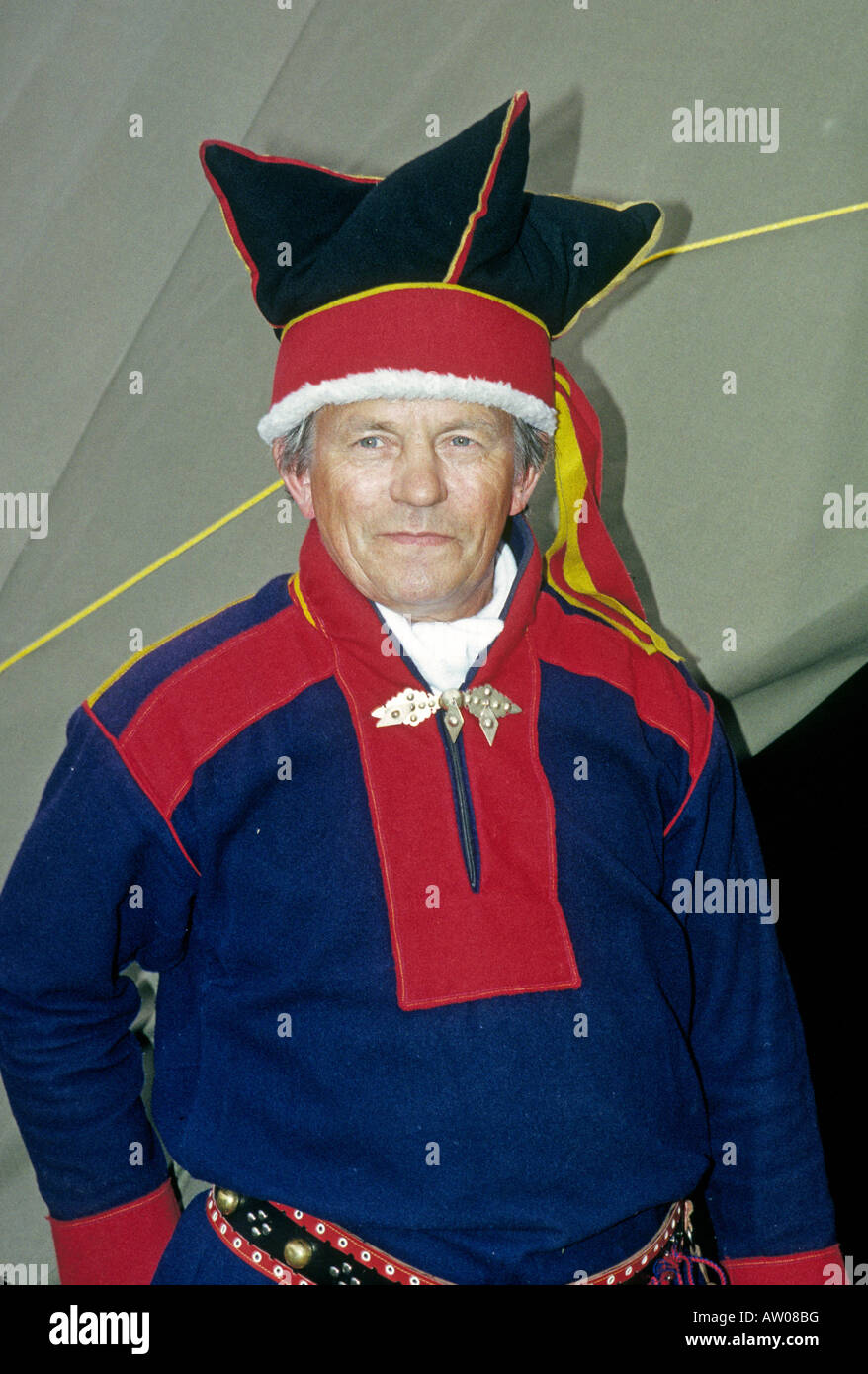 Un portrait d'un gardien de rennes de Lapp ou Sami habillés en ...