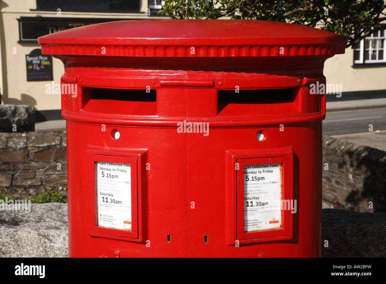 La rouge post box avec deux logements Photo Stock - Alamy