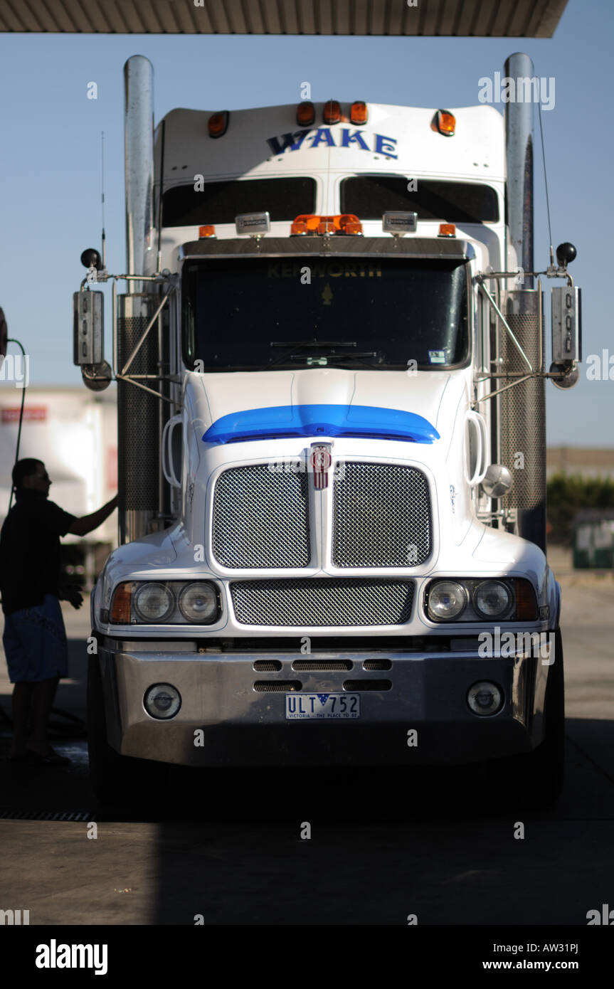 Un chauffeur de camion remplit les réservoirs de son Kenworth T604 avec ...