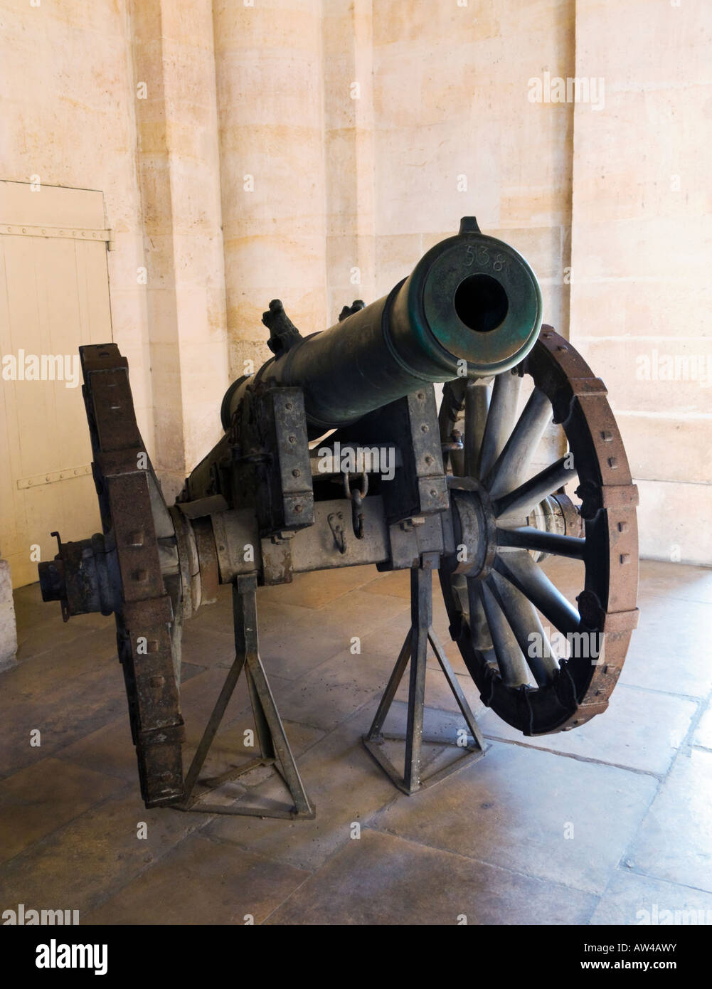 Ancien militaire français canon au Musée de l'armée dans les Invalides ...