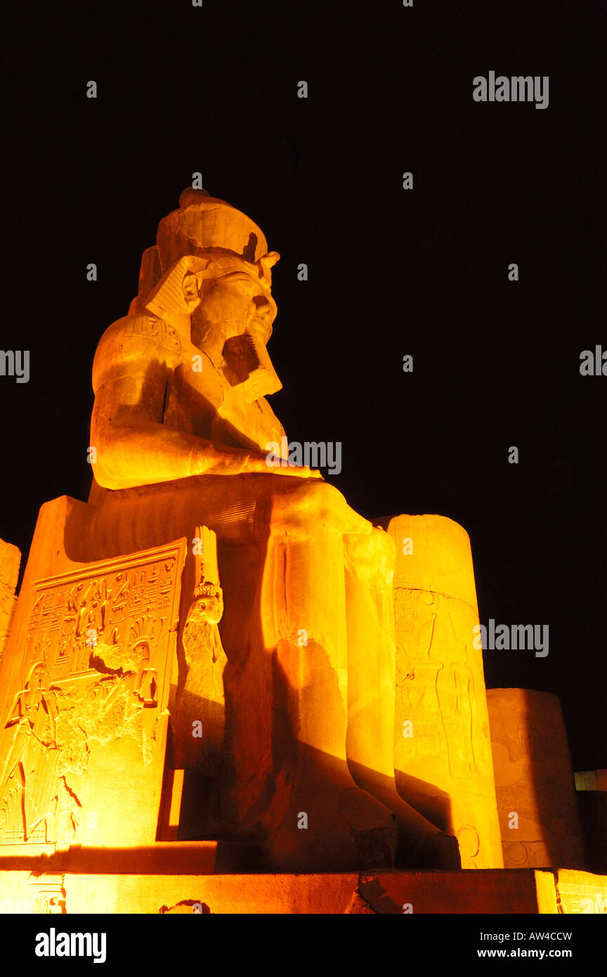 Statue colossale illuminée de Ramsès II sur son trône dans Le Temple de ... Statue colossale illuminée de Ramsès II sur son trône dans Le Temple de ...