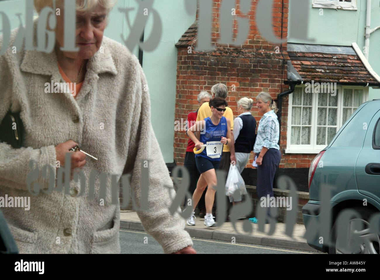 Une jeune femme qui porte un numéro de course est observée à travers ...