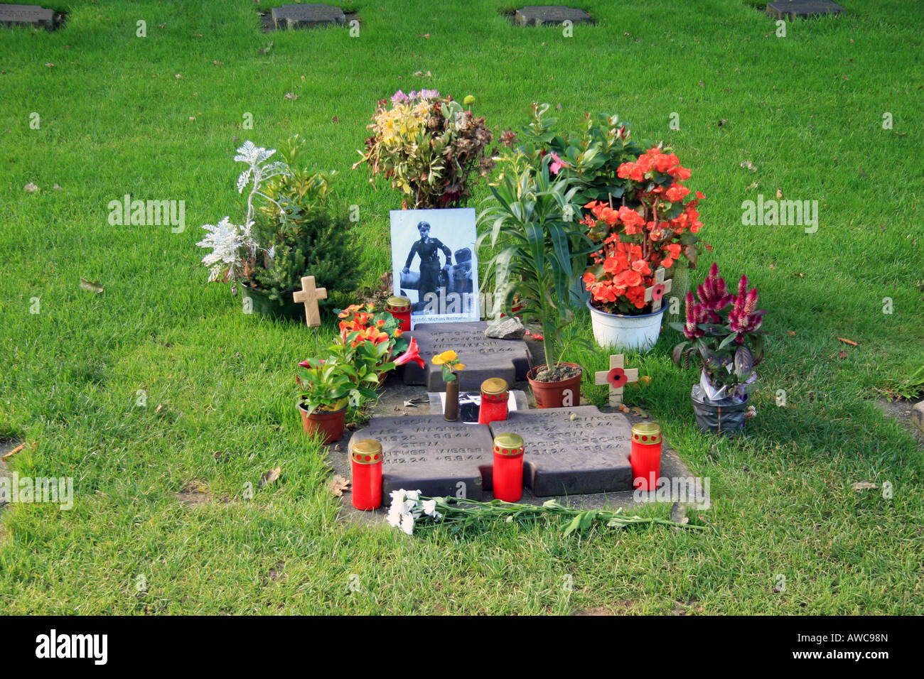 La tombe de Michael Wittmann dans le cimetière allemand de la Cambe ...