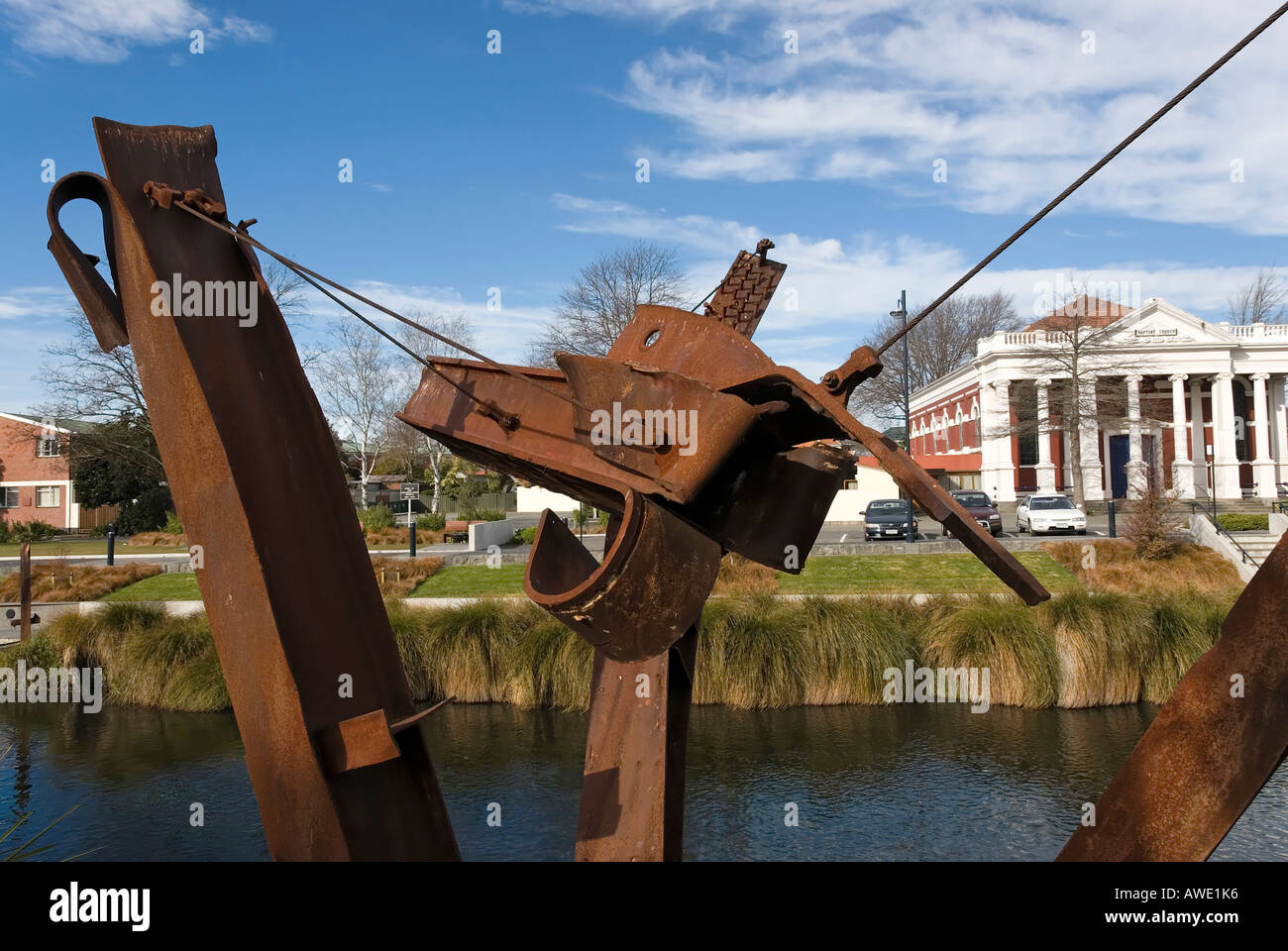 Un hommage aux pompiers sculpture réalisée à partir de poutres ...