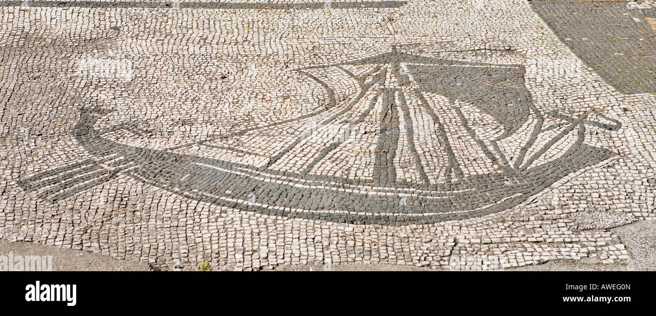 Mosaïque de sol dans une maison de guilde d'expédition, site ...