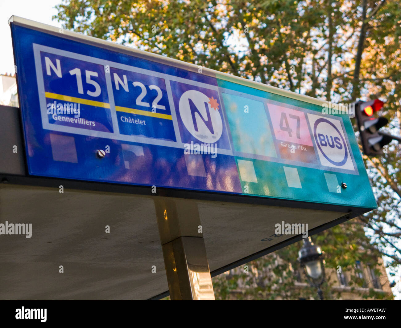 Arrêt de bus de Paris France Europe Paris signalisation Photo Stock - Alamy