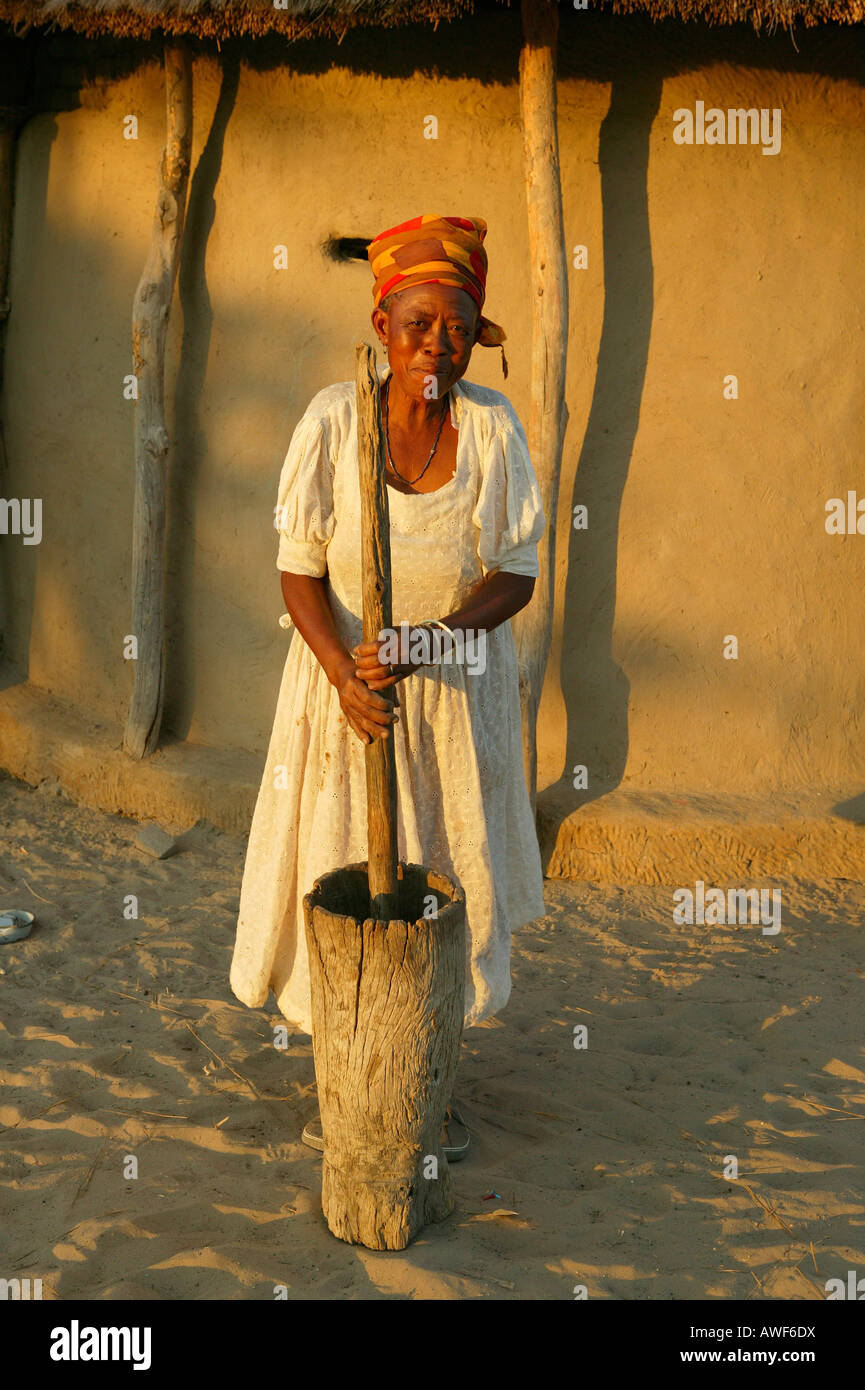 Femme africaine, battant mil Banque de photographies et d’images à ...