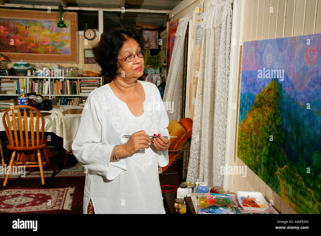 Artiste Bernadette Persaud dans son studio, Georgetown, Guyana, en ...