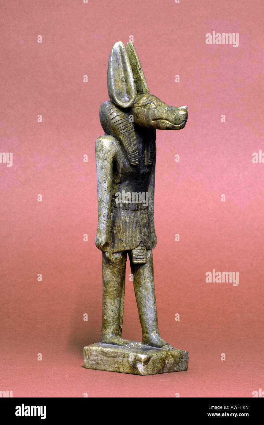 Statue antique d'Anubis, dieu égyptien de embalmment Photo Stock - Alamy