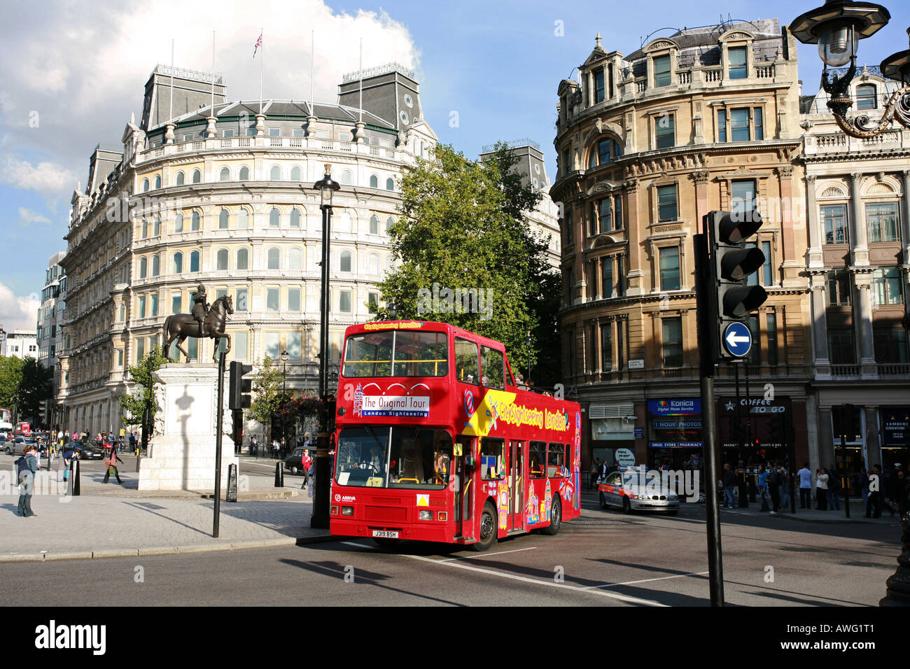 Un open top rouge double decker London bus touristique depuis les ...