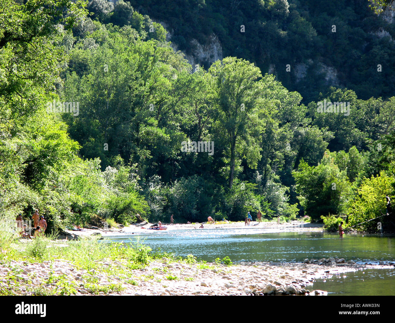 Les naturistes de soleil sur les rives de la rivière Cèze, près de ...