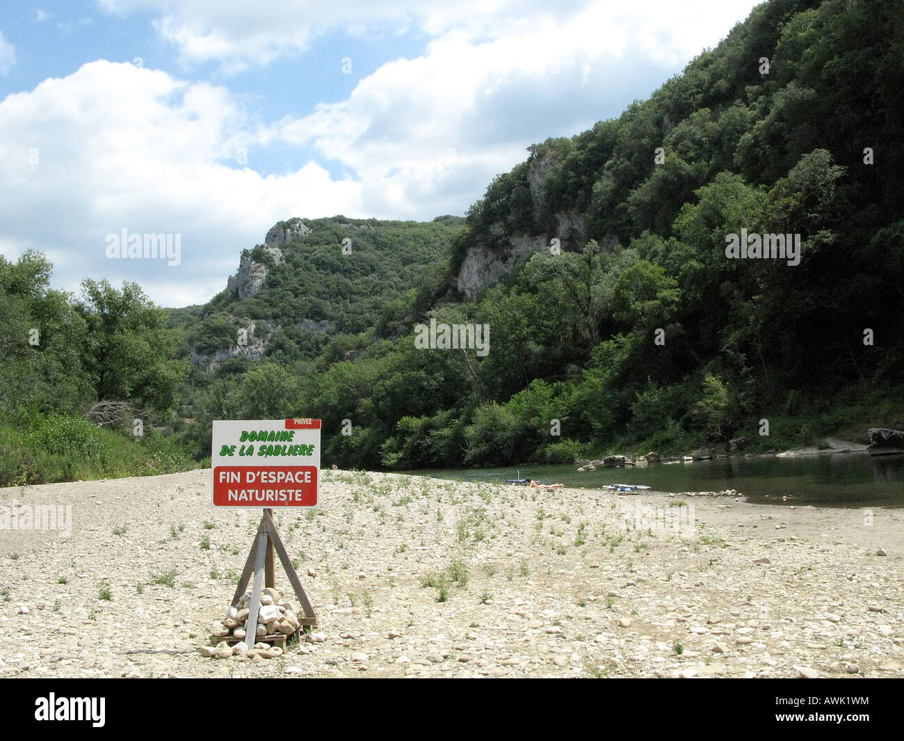 Camping Naturiste Signe Sur Les Rives De La Rivière Cèze France Près De Domaine De La Sabliere
