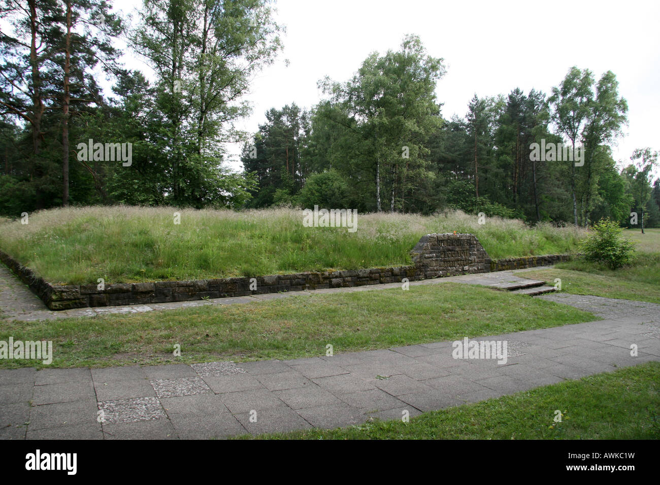 Une fosse commune dans l'ancien camp de concentration Nazi à Bergen ...