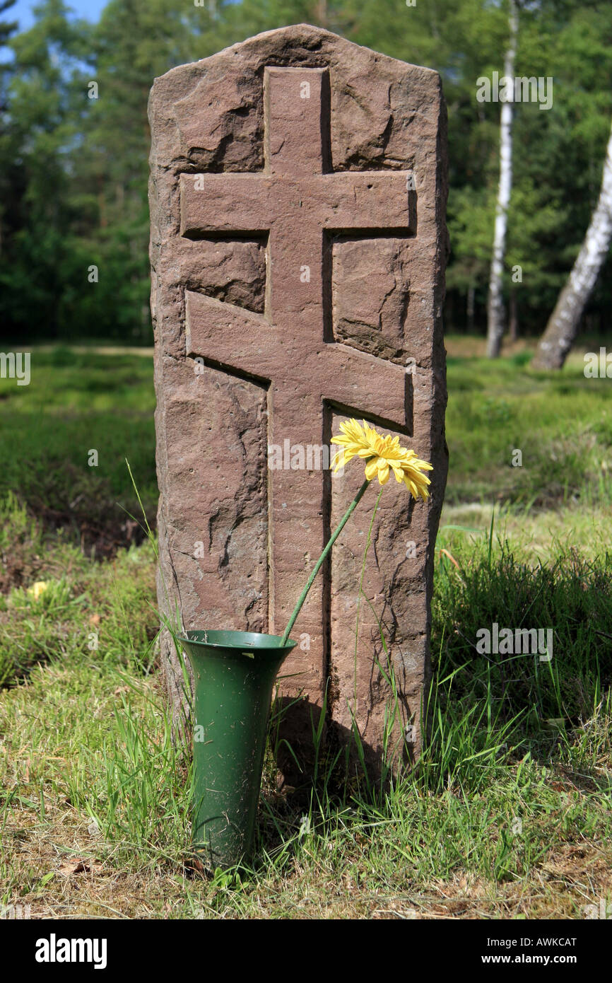 Un charnier d'une pierre tombale du Cimetière commémoratif pour les ...