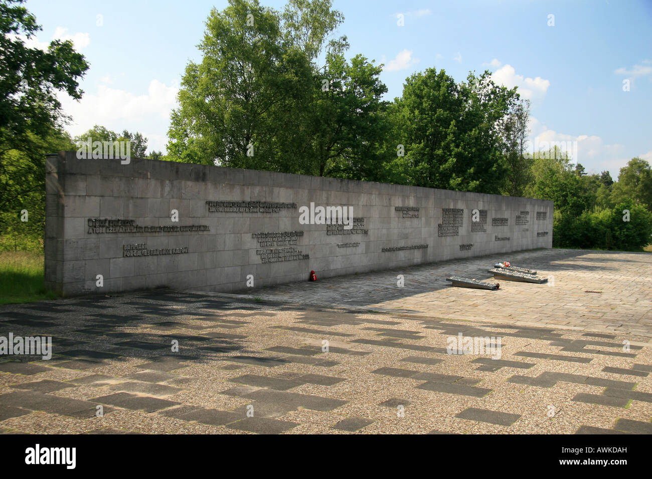 L'inscription mur et plaques commémoratives dans l'ancien camp de ...