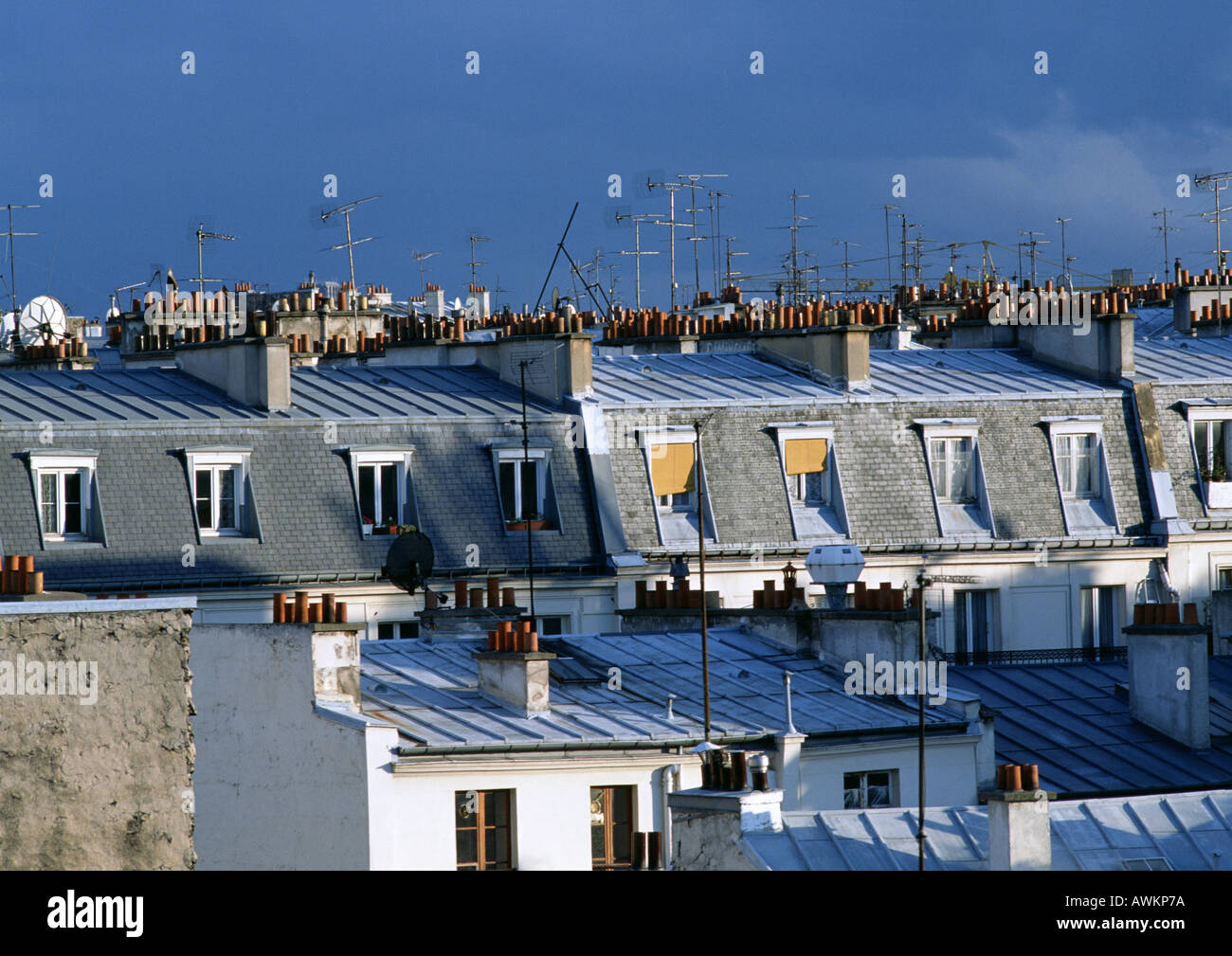 Toit paris lucarne Banque de photographies et d’images à haute ...