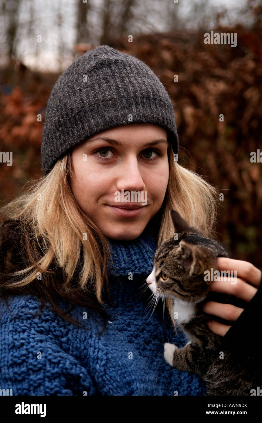 Femme avec des chatons Banque de photographies et d’images à haute ...
