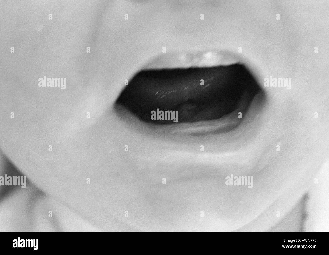 Enfant avec la bouche ouverte Banque d'images noir et blanc - Alamy