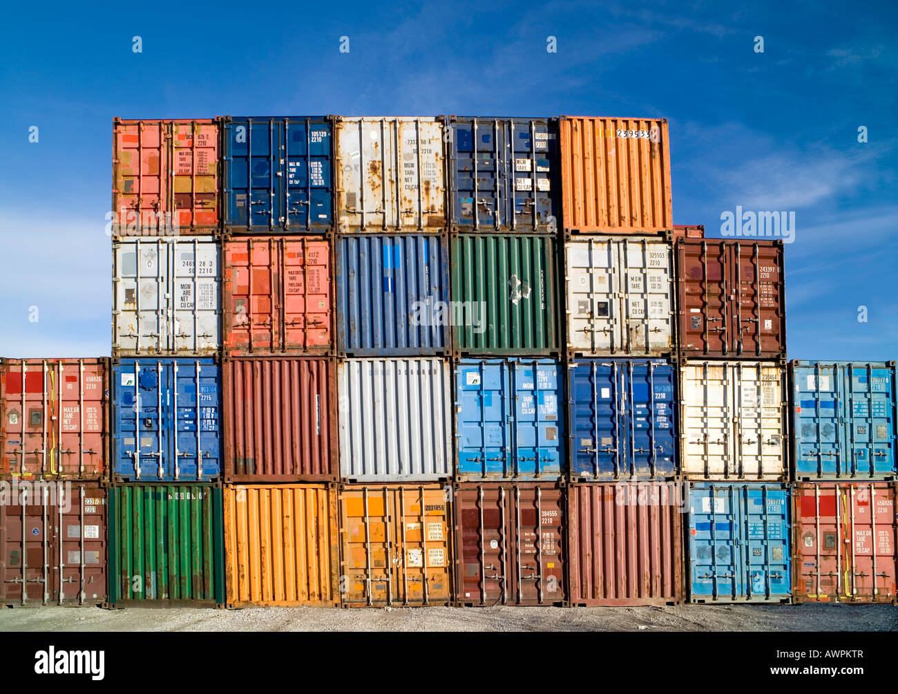 Stacked shipping containers Banque de photographies et d’images à haute ...