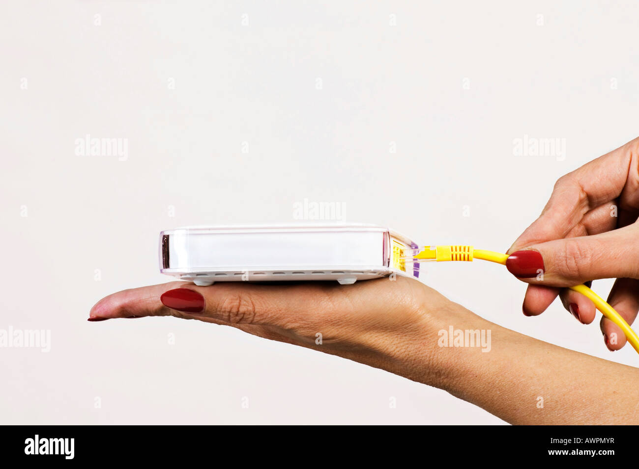 Brancher un câble réseau au routeur Photo Stock - Alamy