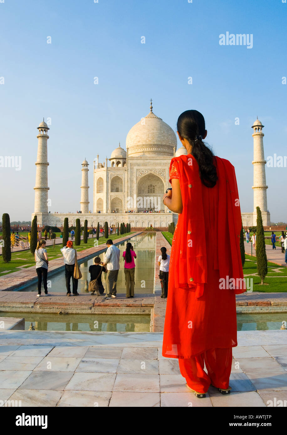 Une femme en sari rouge en face du Taj Mahal à Agra Inde Photo Stock ...